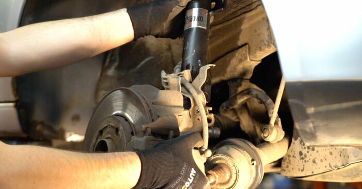 How to change front suspension strut on VW Polo 9N – replacement guide