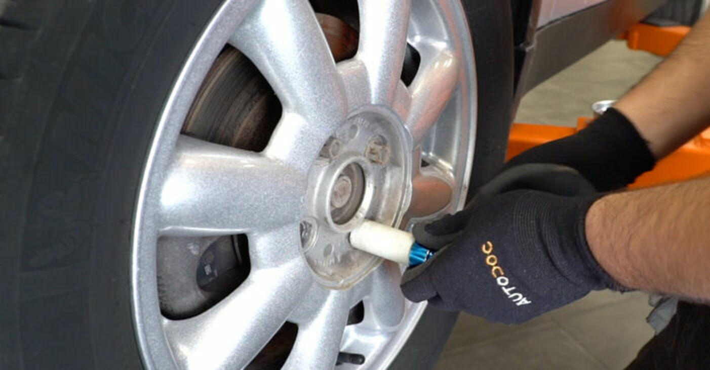 How to change front suspension strut on Mini R50, R53 – replacement guide