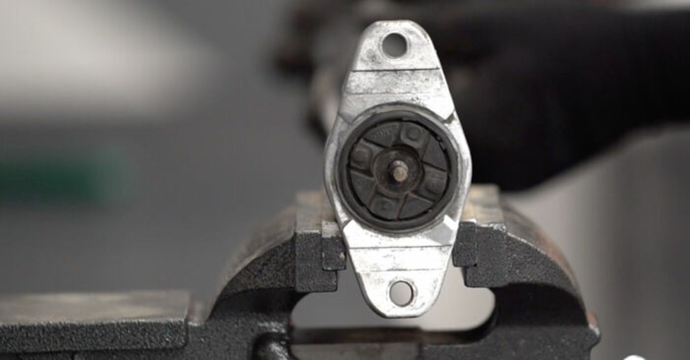 How to change rear shock absorbers on Ford Focus MK2 – replacement guide