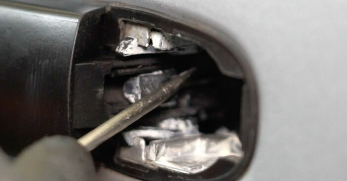 How to change front door lock on VW Golf 5 – replacement guide