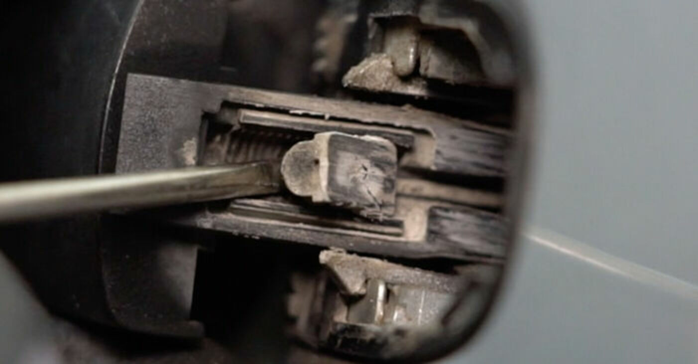 How to change front door lock on VW Golf 5 – replacement guide