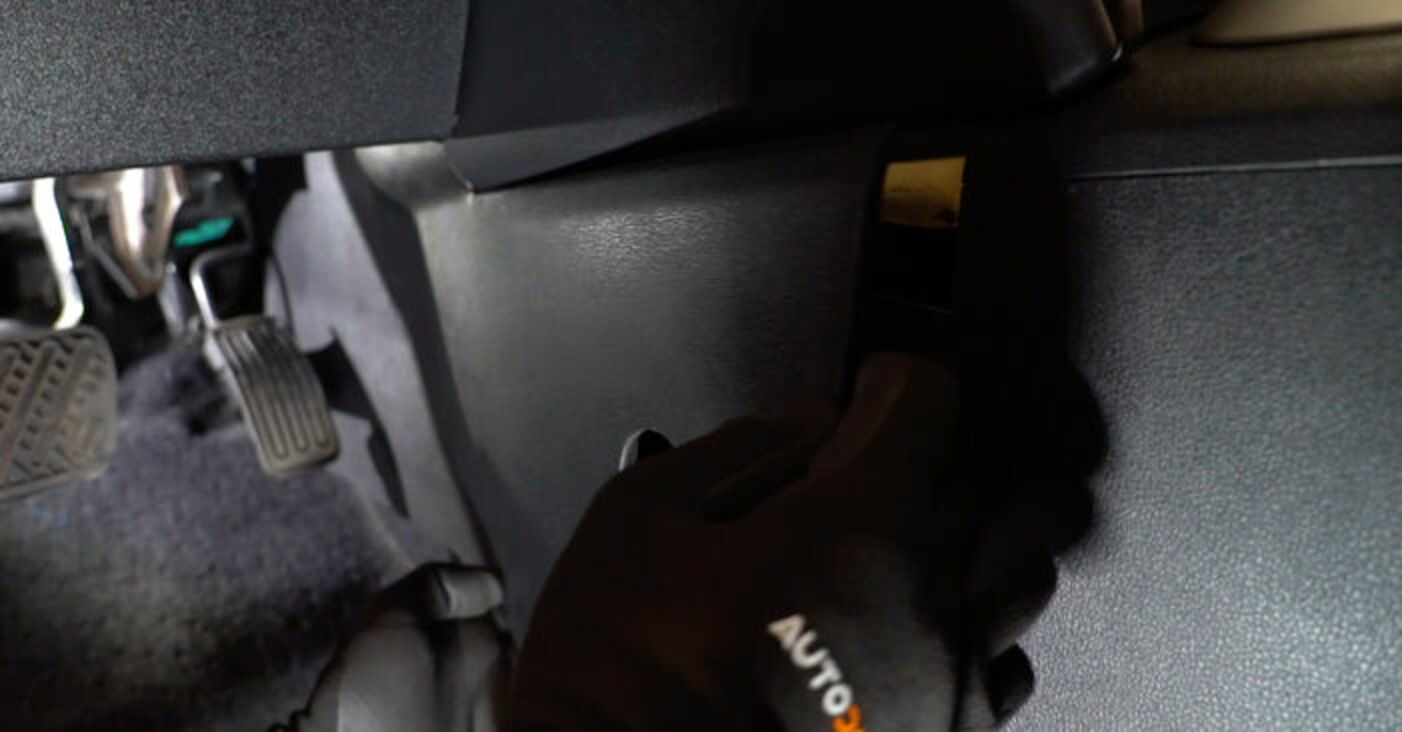 How to change pollen filter on Nissan Qashqai J10 – replacement guide
