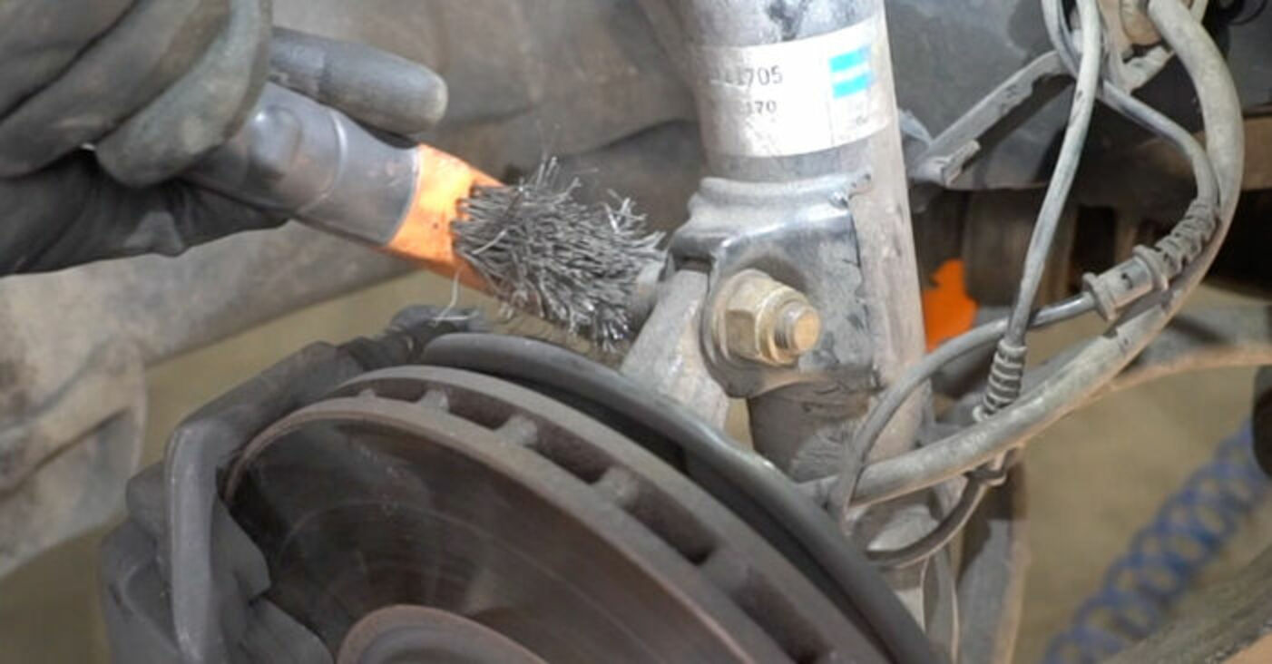 How to change front strut mount on Mercedes W203 – replacement guide