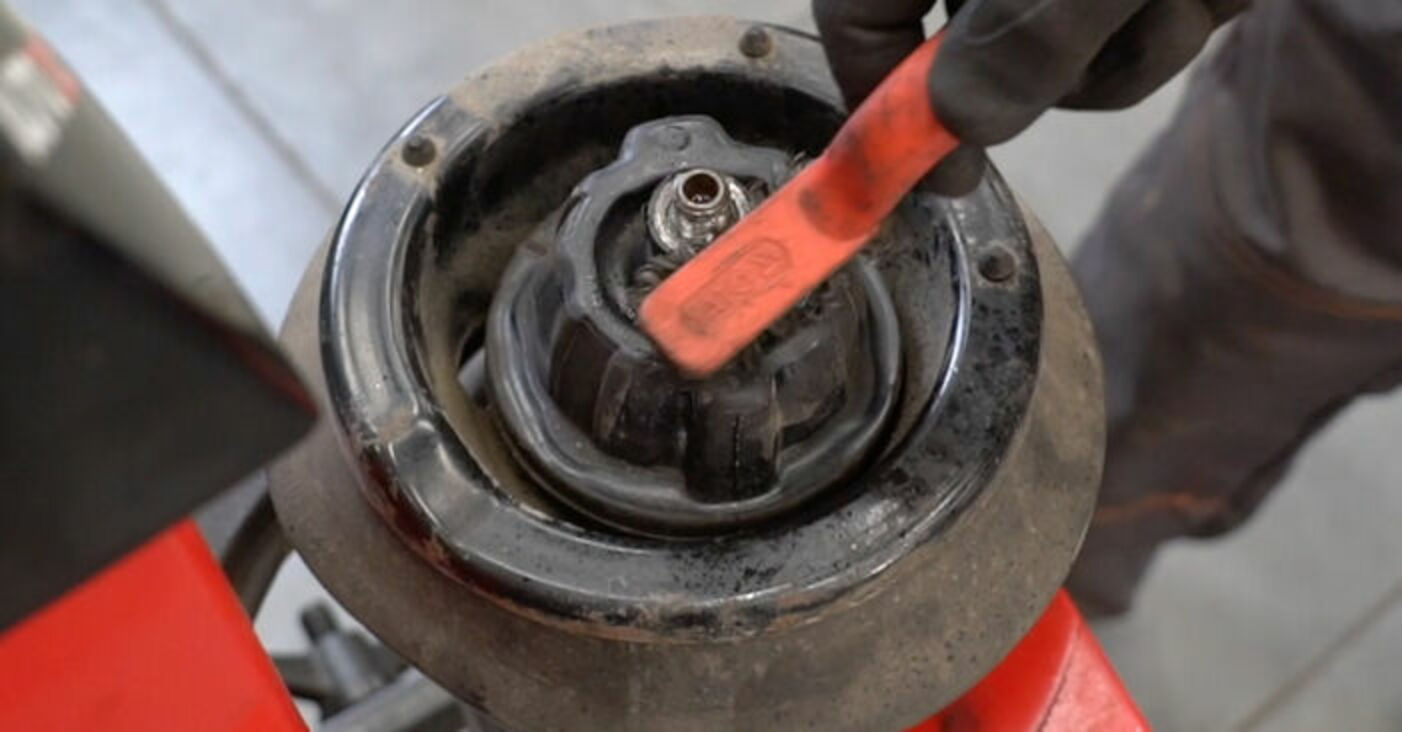 How to change front strut mount on Mercedes W203 – replacement guide