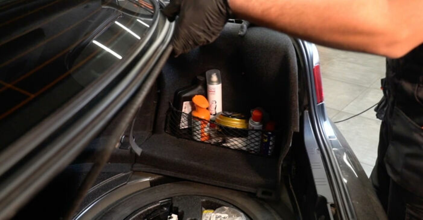How to change rear suspension strut on BMW E60 – replacement guide