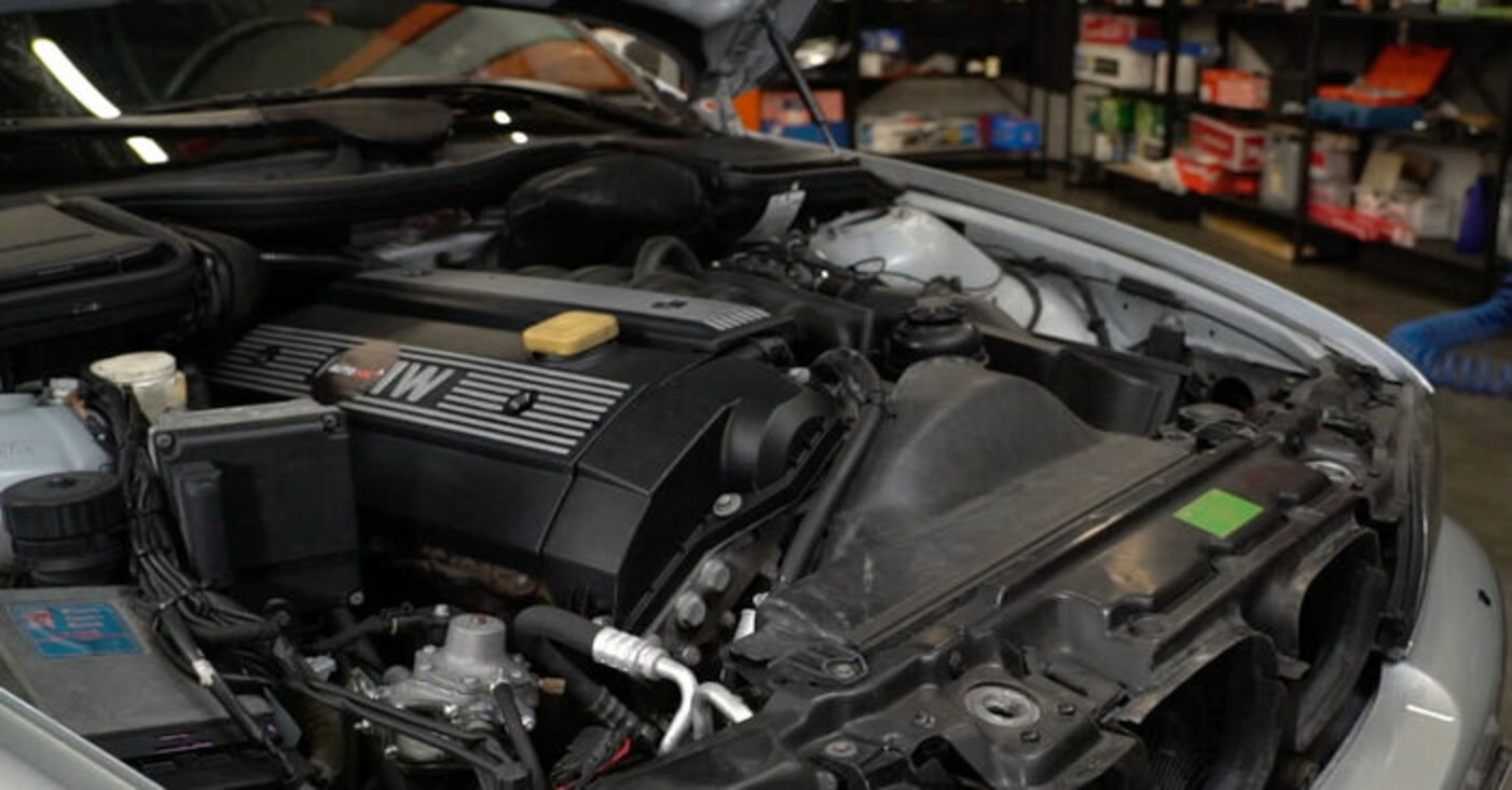 How to change front suspension strut on BMW E39 – replacement guide