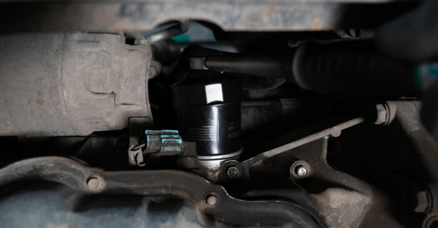 How to change engine oil and filter on Nissan Qashqai J10 – replacement ...
