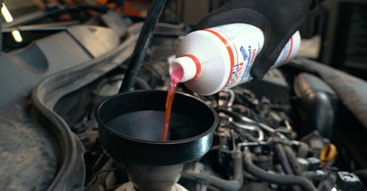 Anleitung: VW Golf VI Schrägheck (5K1) Thermostat wechseln - Anleitung ...