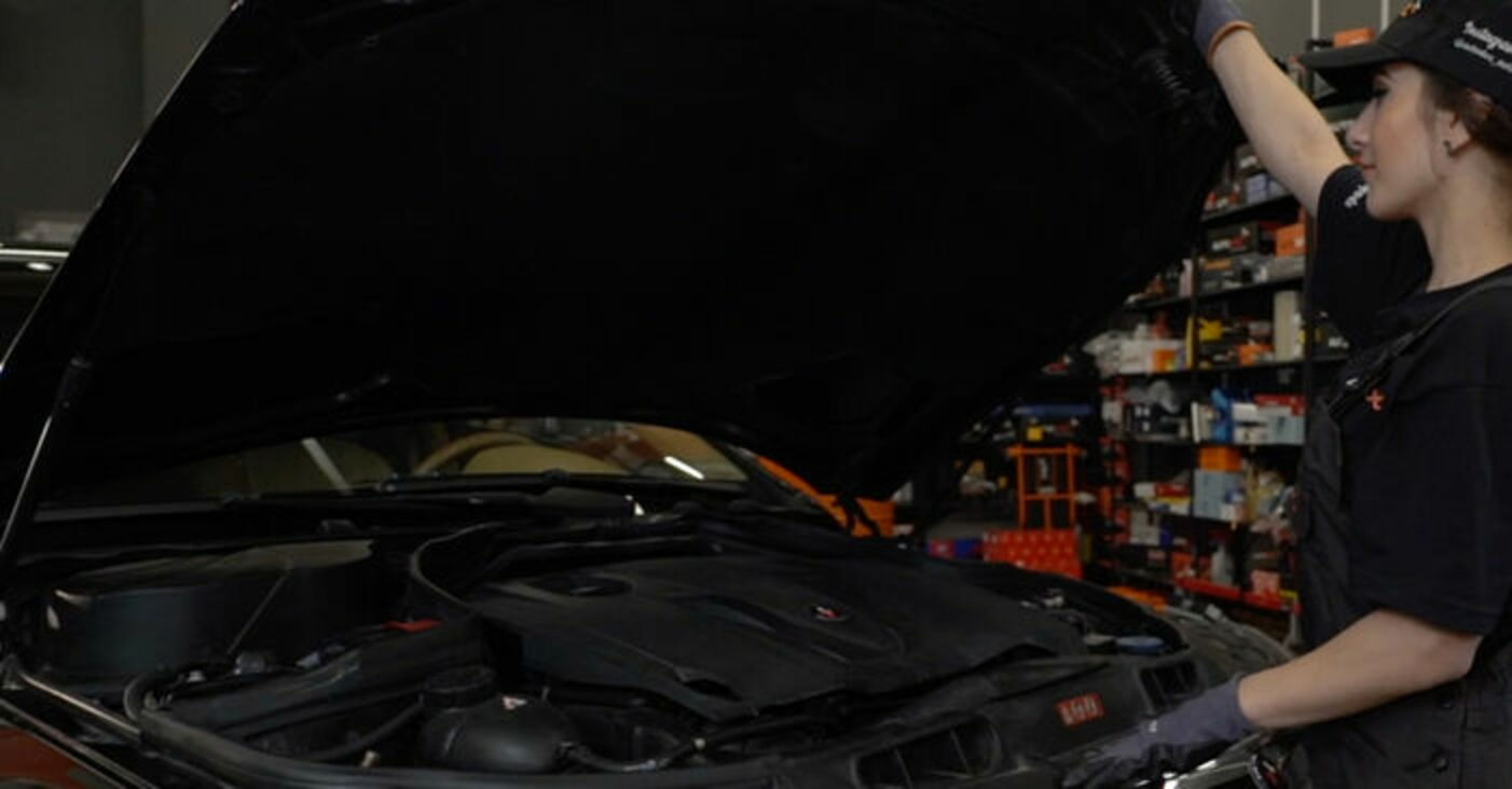 How to change fuel filter on Mercedes W204 – replacement guide