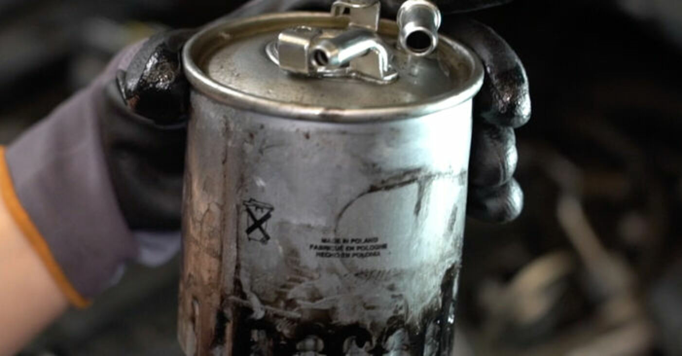 How to change fuel filter on Mercedes W204 – replacement guide