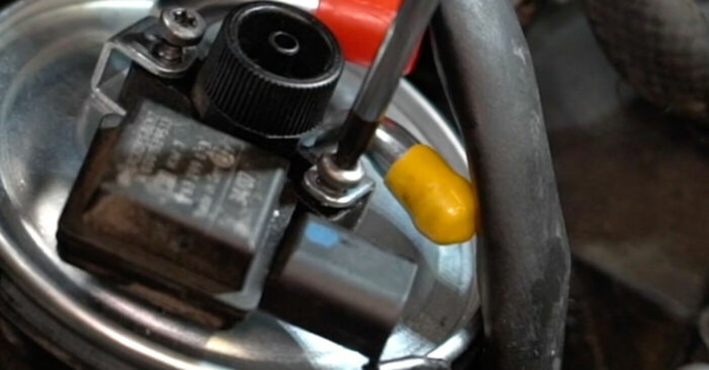 How to change fuel filter on Mercedes W204 – replacement guide