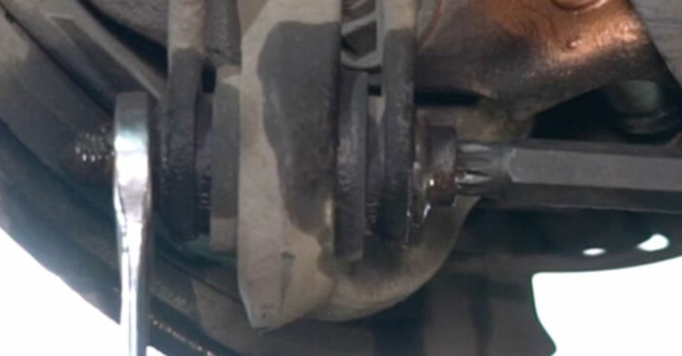 How to change rear lower arm on Mercedes W204 – replacement guide
