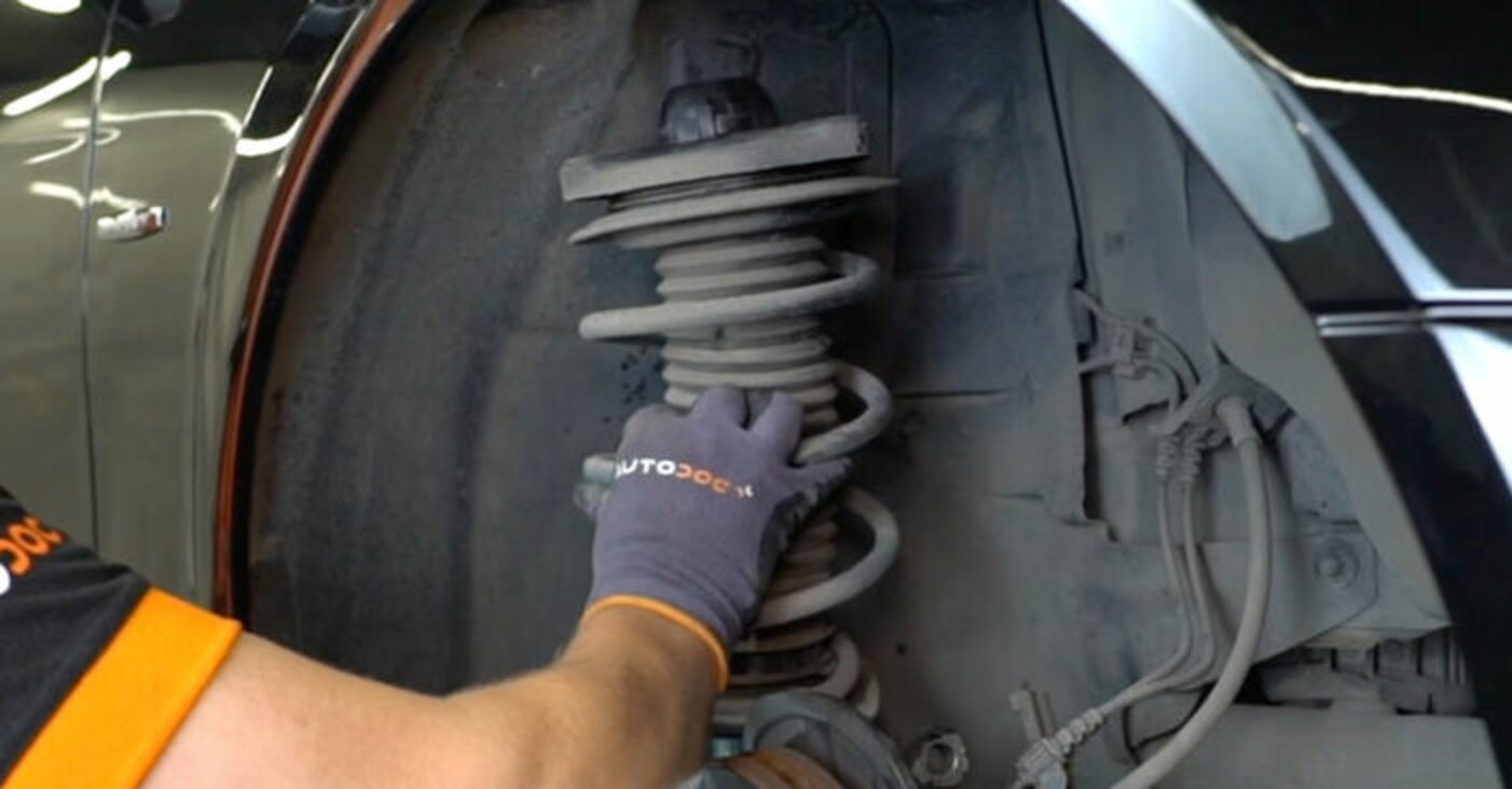 How to change front suspension strut on Mercedes W204 – replacement guide