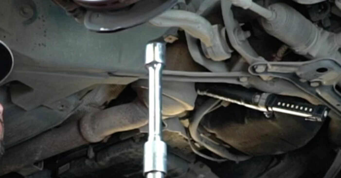 How to change front suspension strut on Mercedes W204 – replacement guide