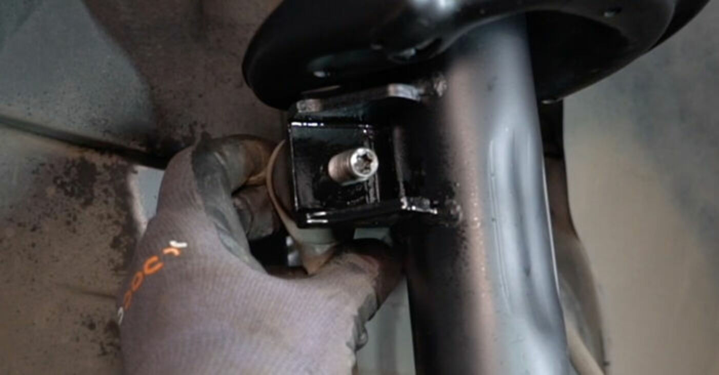 How to change front suspension strut on Mercedes W204 – replacement guide