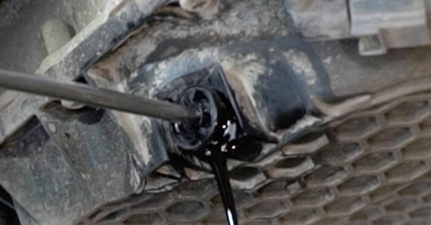 Anleitung: SKODA Octavia III Combi (5E5) Motoröl und Ölfilter wechseln ...