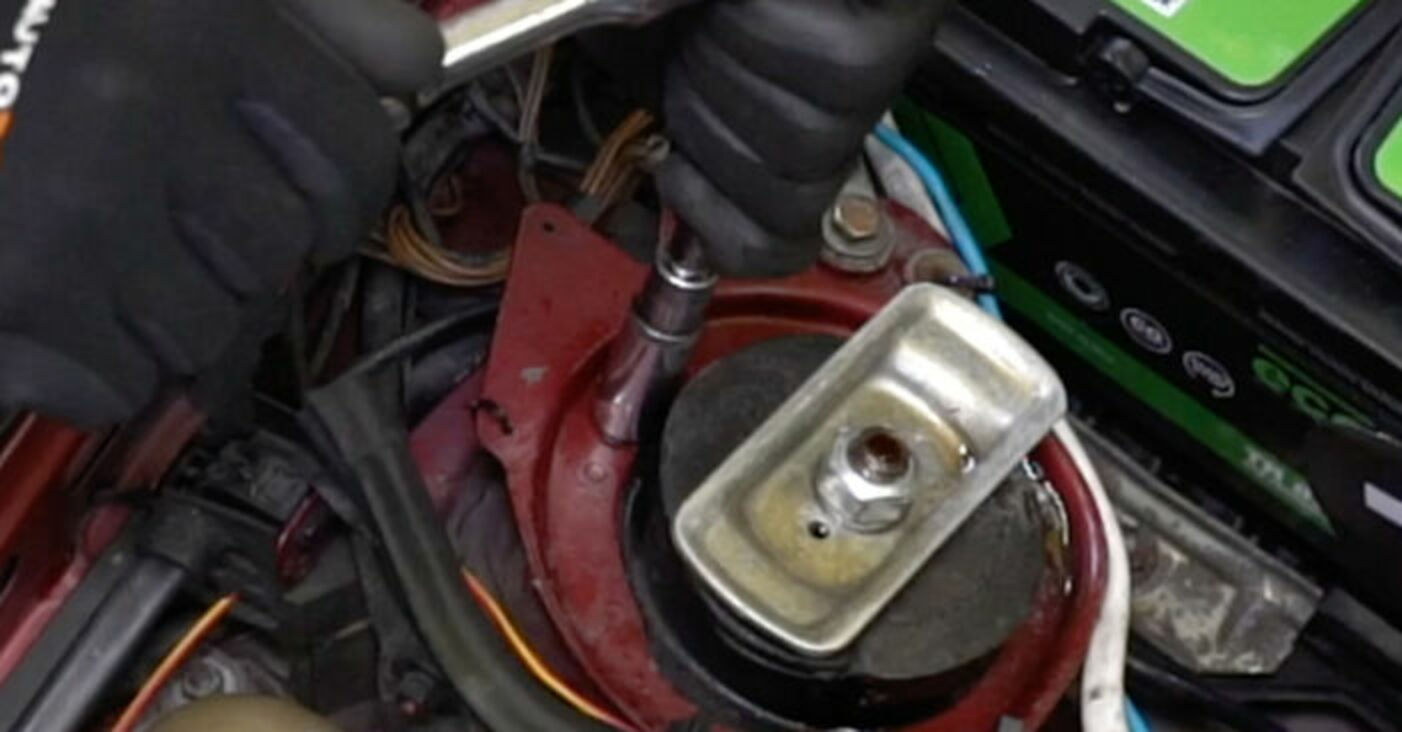 How to change front suspension strut on Mercedes W124 – replacement guide