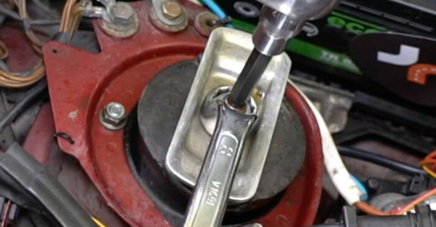 How to change front suspension strut on Mercedes W124 – replacement guide