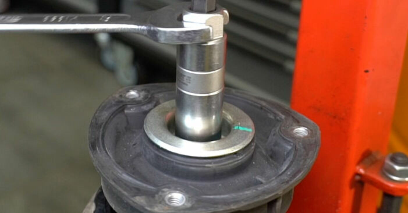How to change front suspension strut on SEAT Leon Hatchback (5F1 ...
