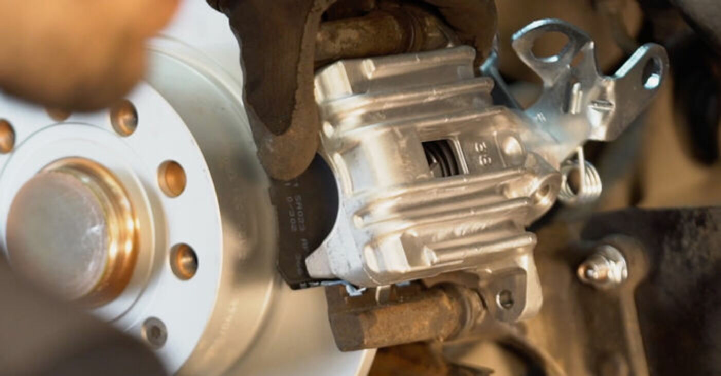 Anleitung: VW GOLF VI (5K1) Bremssattel hinten wechseln - Anleitung und ...