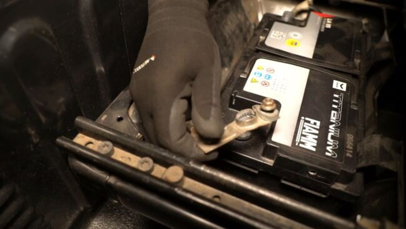 Comment changer : batterie sur FORD Transit Mk6 Camion plate-forme ...