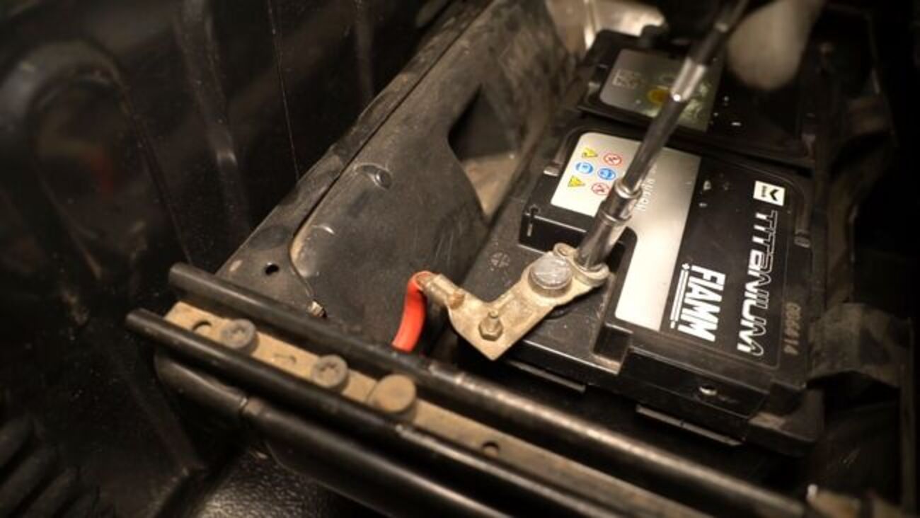 How to change battery on FORD C-Max II (DXA/CB7, DXA/CEU) – replacement ...