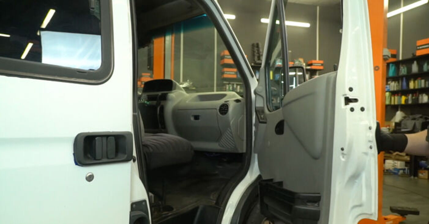 How to change front door handle on Renault Master 2 van – replacement guide