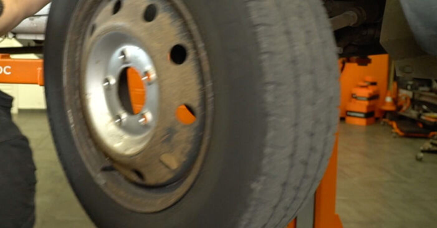 Comment changer : roulement de roue avant sur NISSAN Interstar Camion à ...