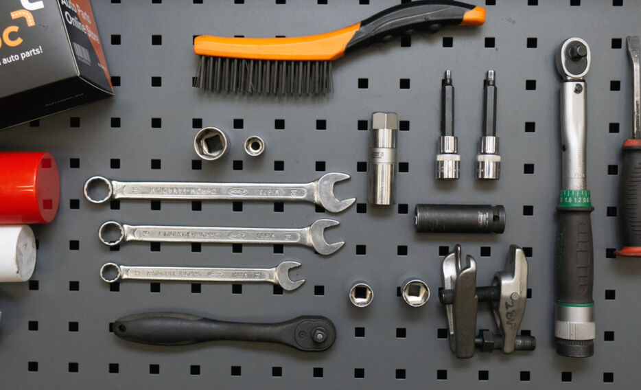 How to change front suspension strut on BMW E39 – replacement guide